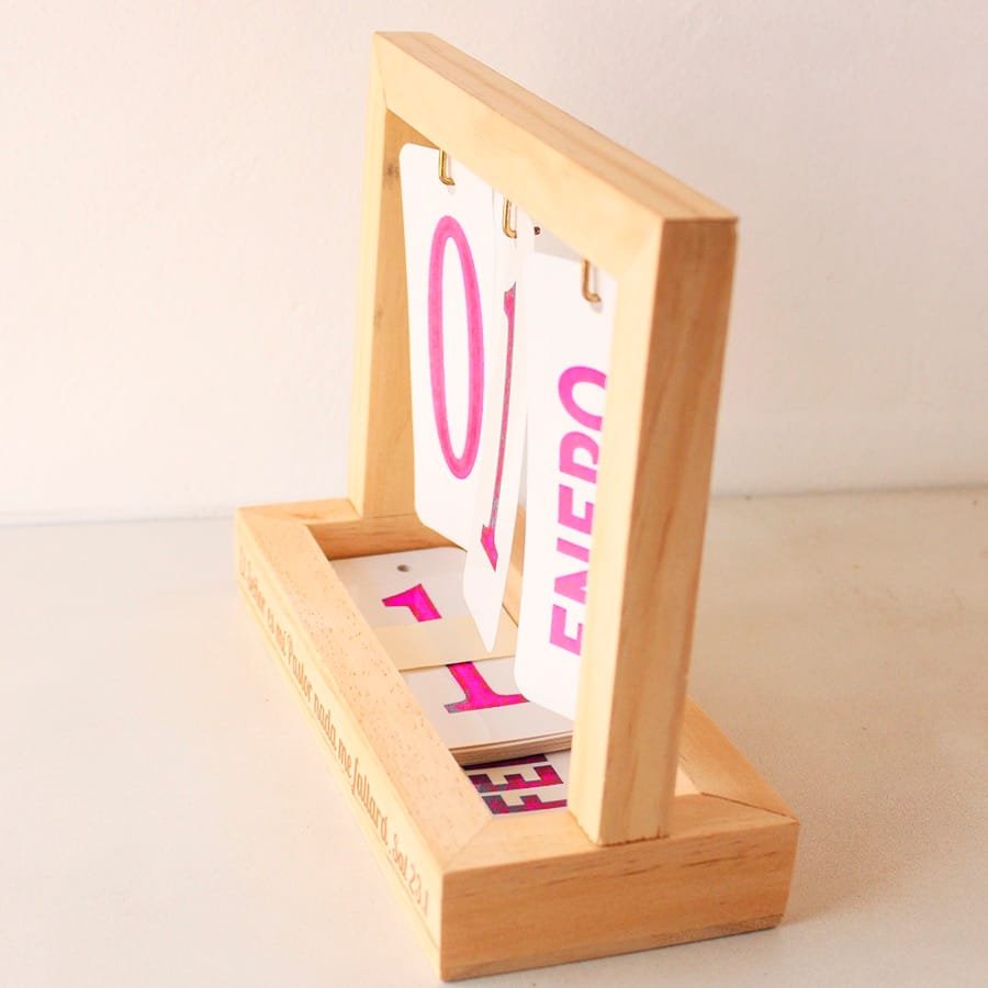 Calendario de Madera eterno letras Rosa - Librería Kyrios